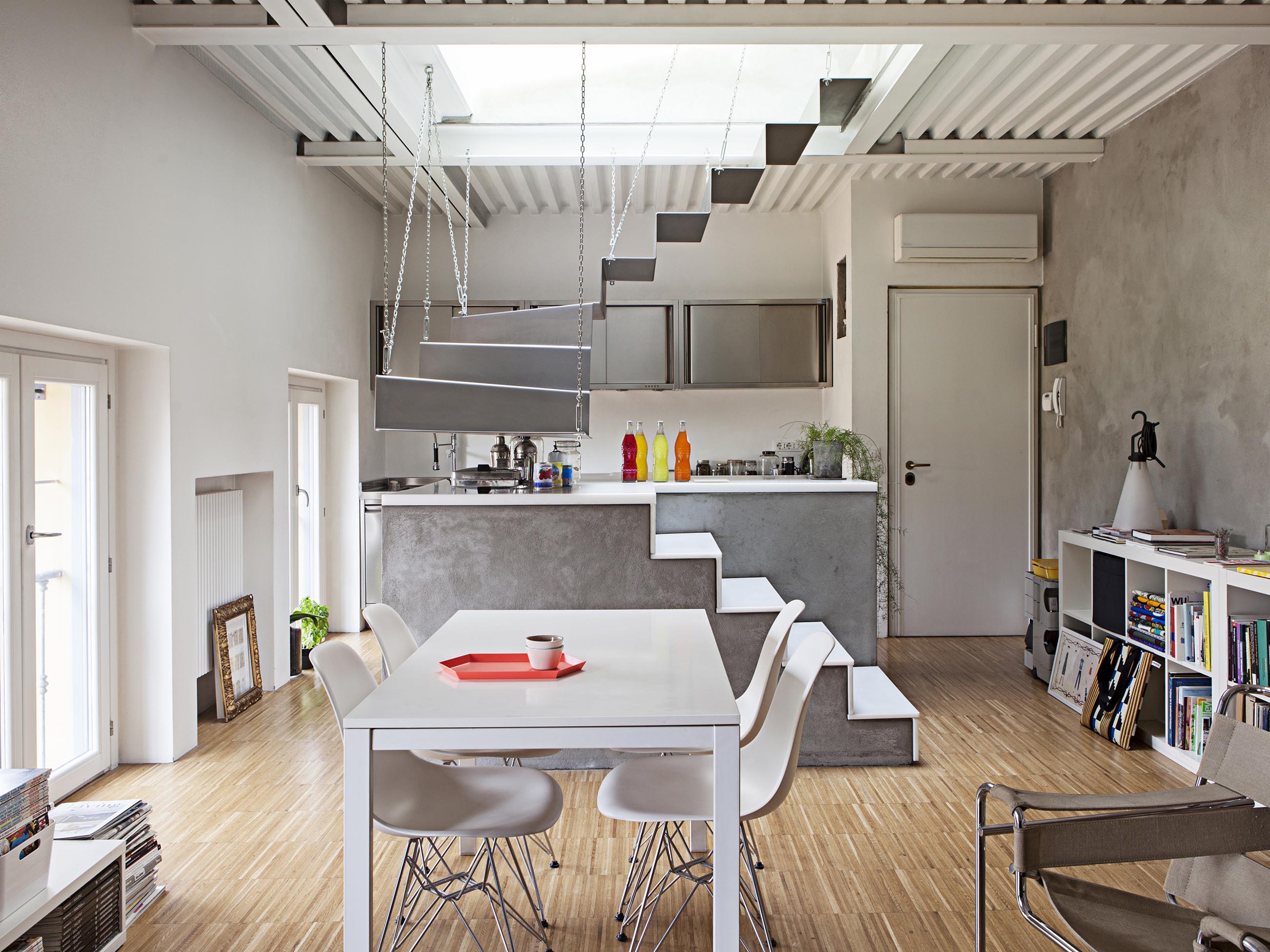 Acciaio, cemento e legno nel recupero di un sottotetto - CasaFacile